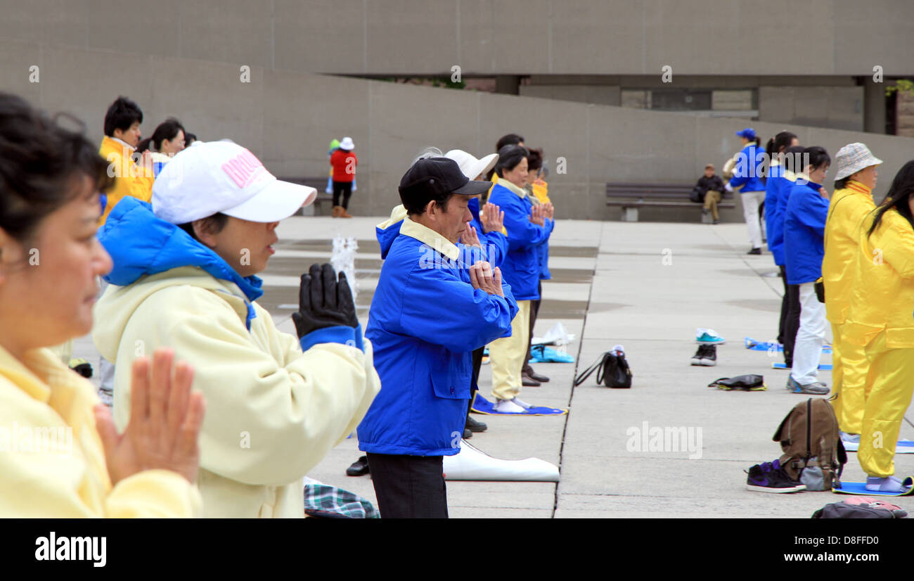 Falun dafa hi-res stock photography and images - Alamy