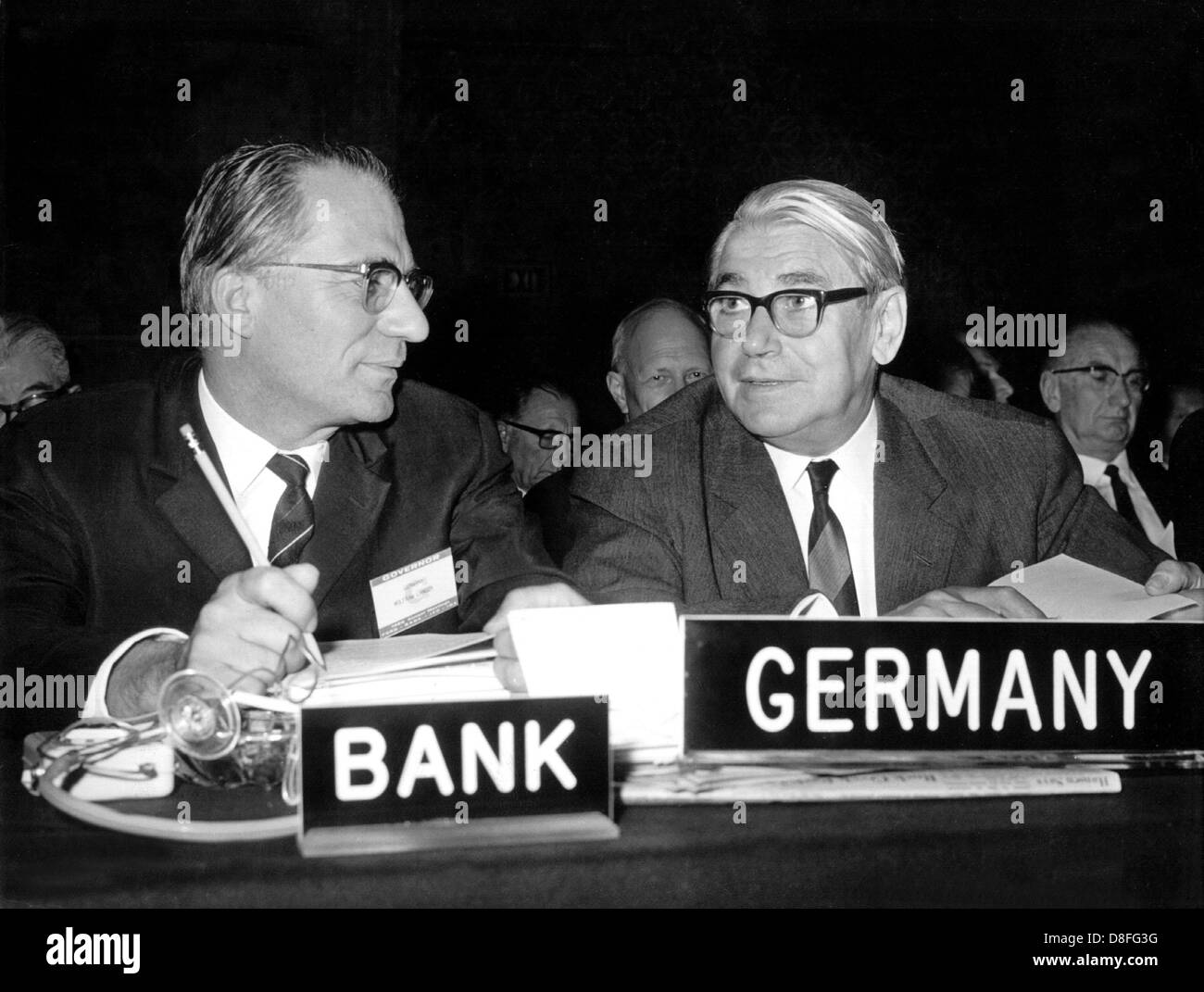 President of the Bundesbank Karl Blessing (r) and Wolfram Langer (l ...