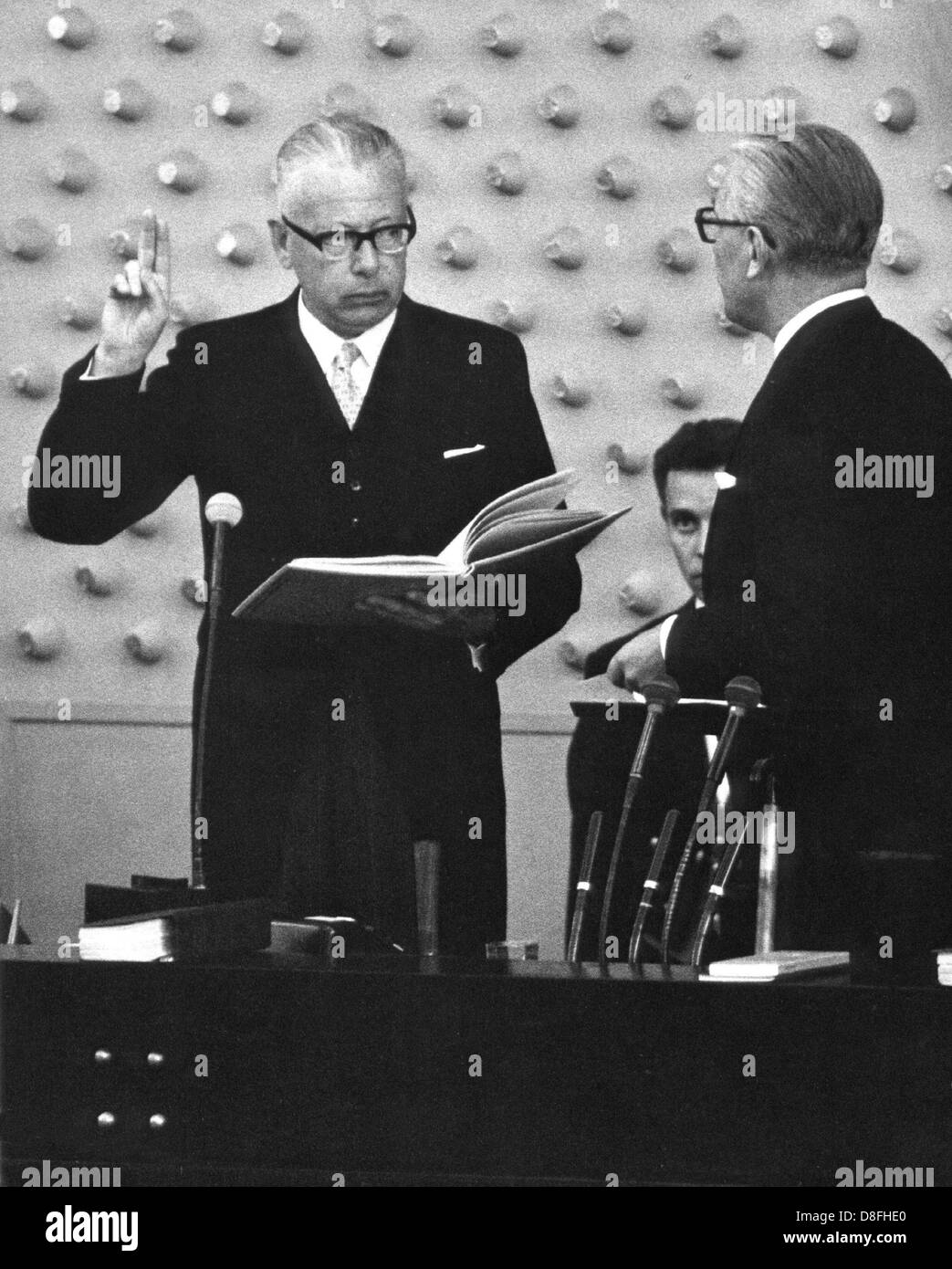SPD politician Gustav Heinemann (l) is sworn in as German president on ...