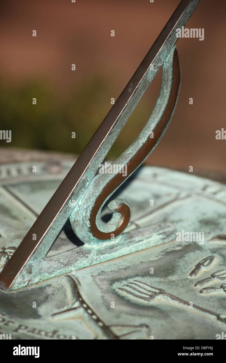 Horizontal sundials hi-res stock photography and images - Alamy