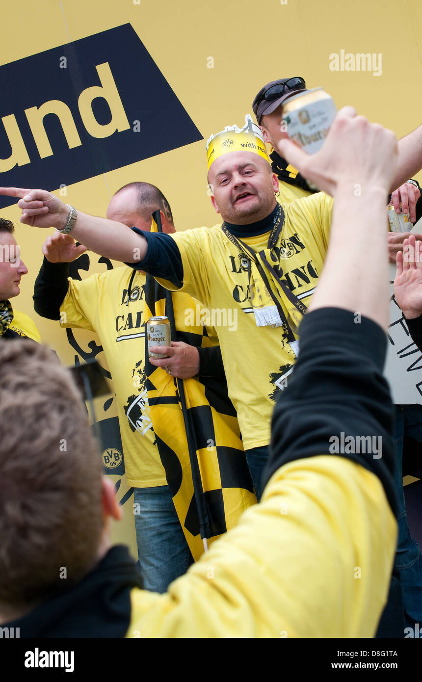 borussia dortmund football club fans supporters, trafalgar square ...