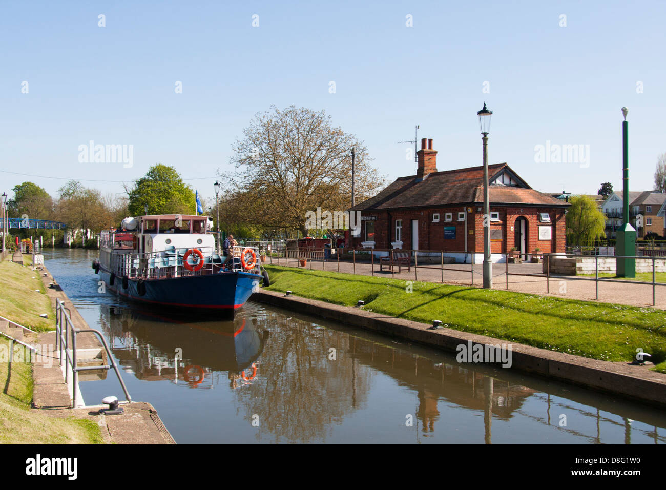 Teddington lock hi-res stock photography and images - Alamy