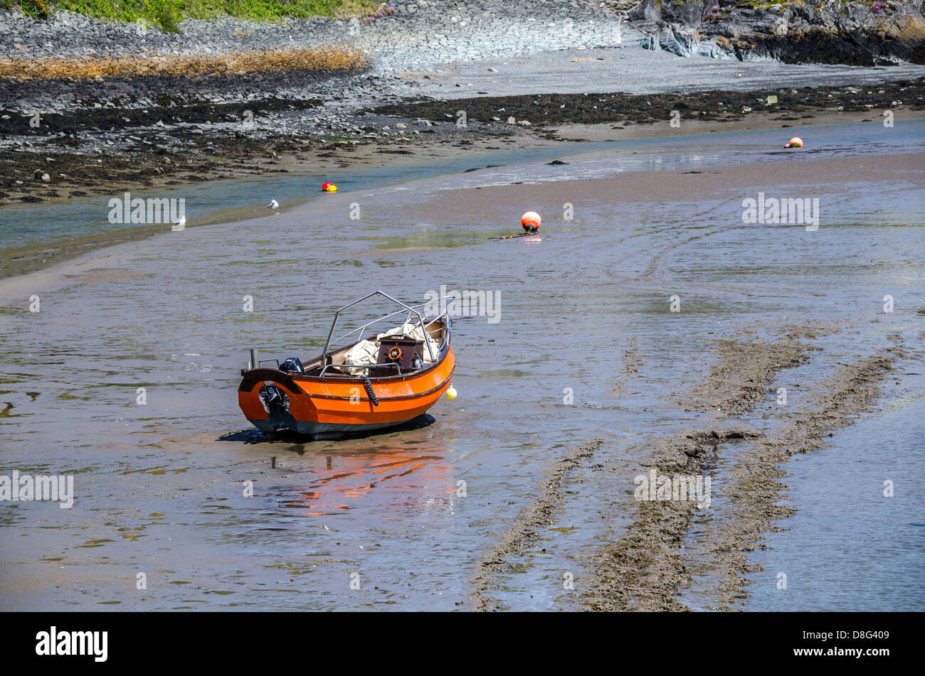 single boat on the shore during low tide Stock Photo - Alamy