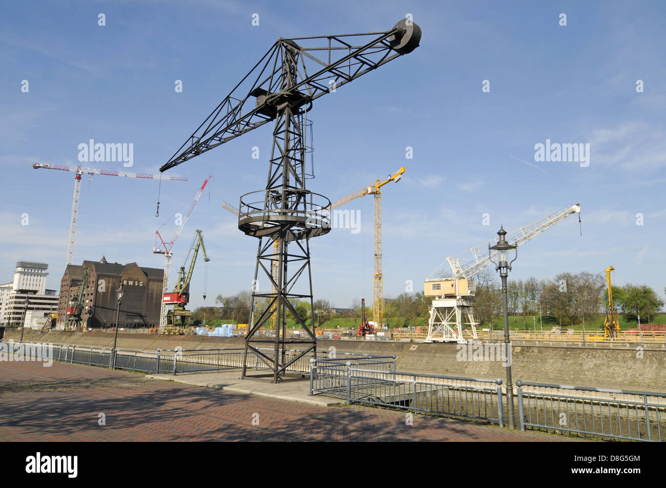 Building cranes hi-res stock photography and images - Alamy