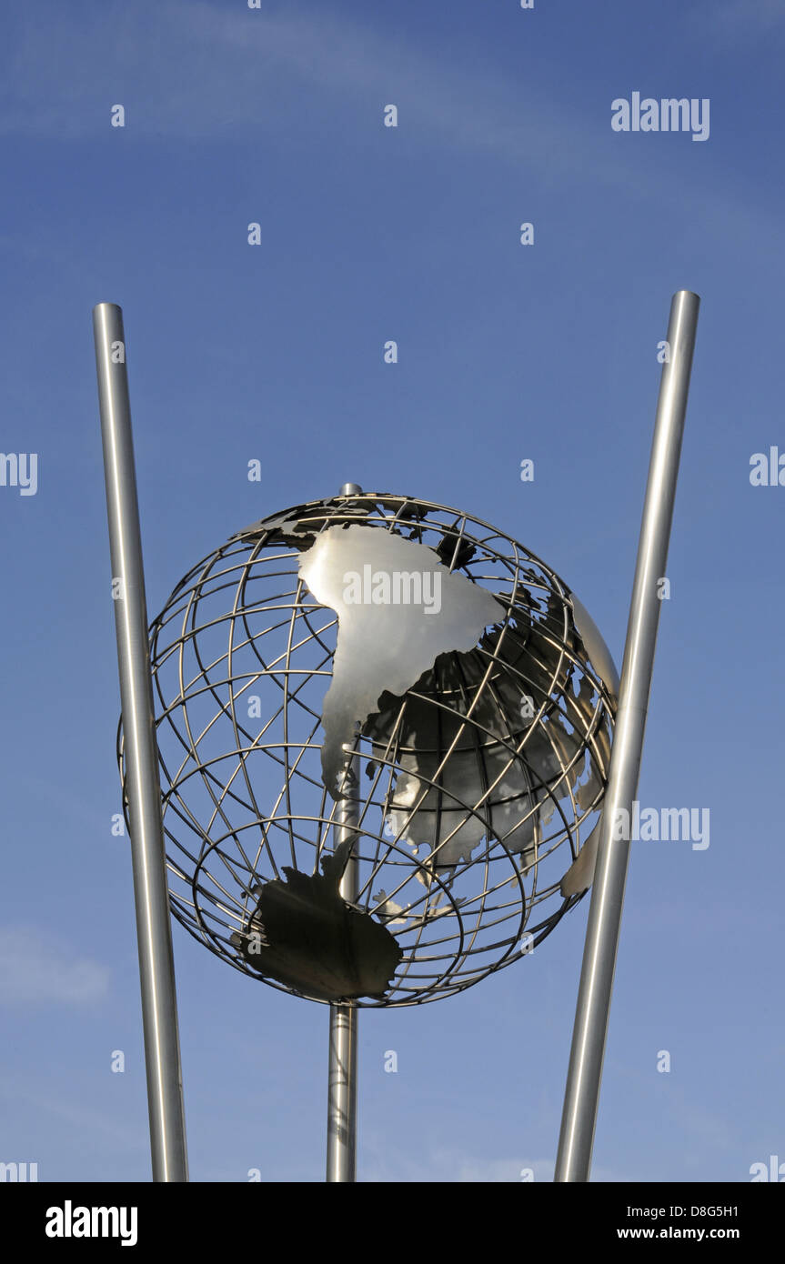 Globe sculptures hi-res stock photography and images - Alamy