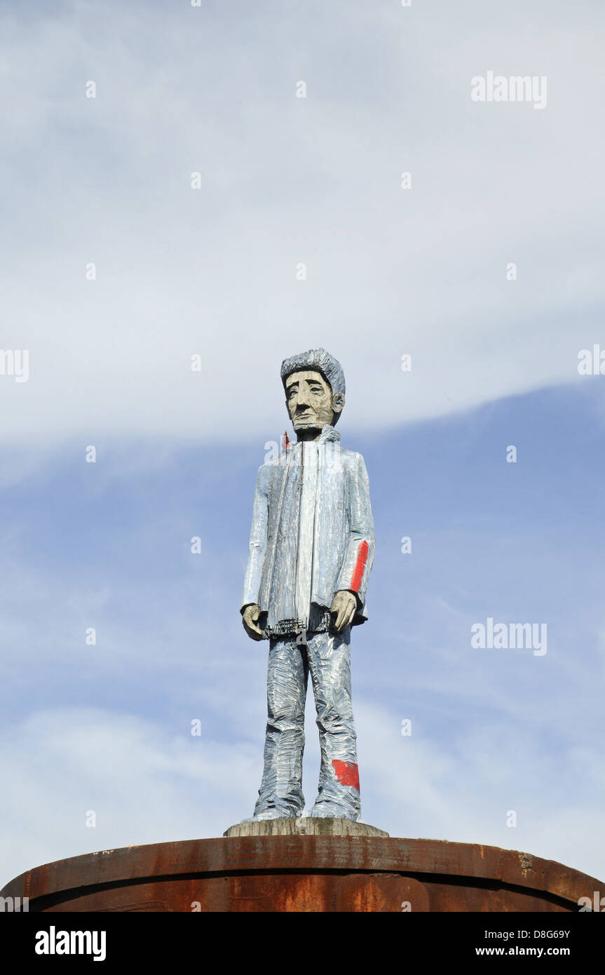 Man standing sculpture hi-res stock photography and images - Alamy