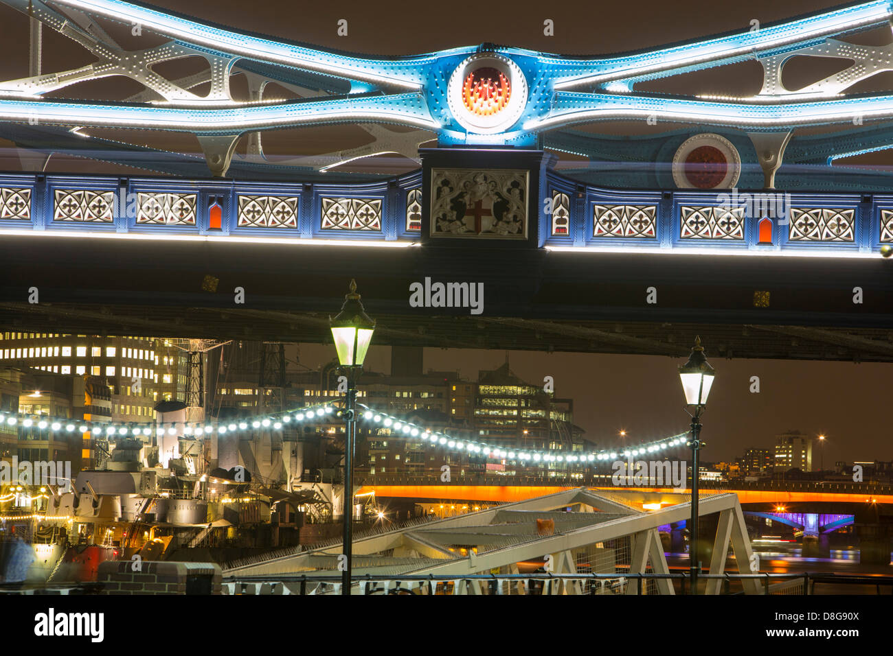 Illuminated bridge across thames river hi-res stock photography and ...