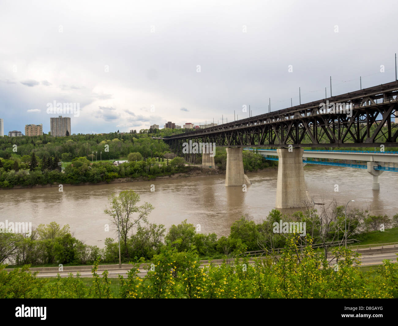 High Level bridge in Edmonton. looking across North Saskatchewan river ...