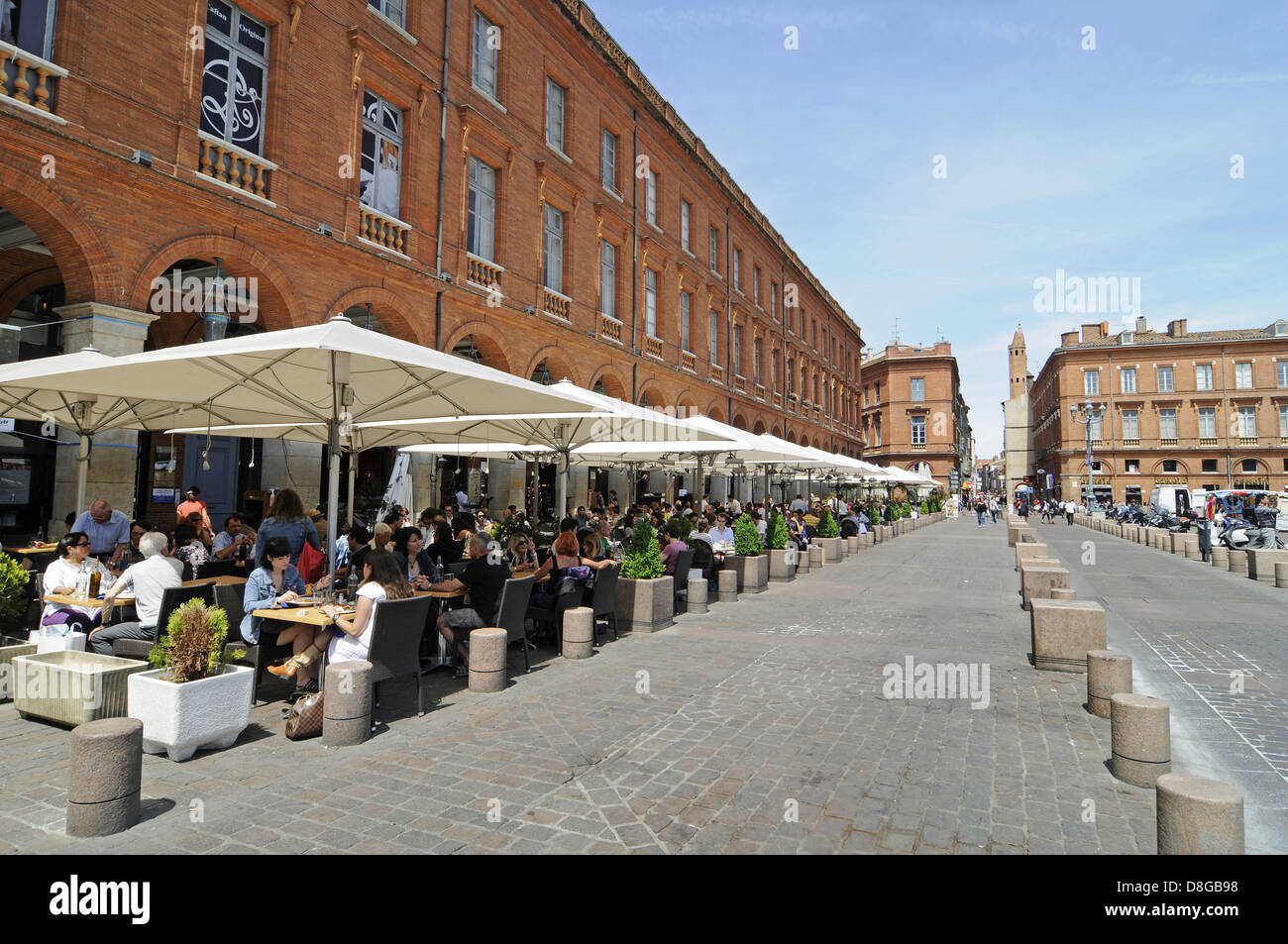 Place du capitole toulouse cafe hi-res stock photography and images - Alamy
