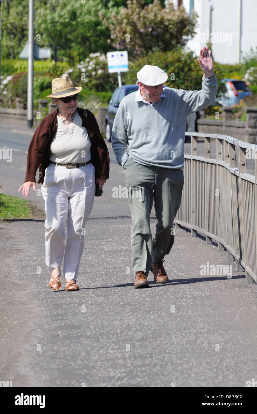 Couple waving goodbye hi-res stock photography and images - Alamy