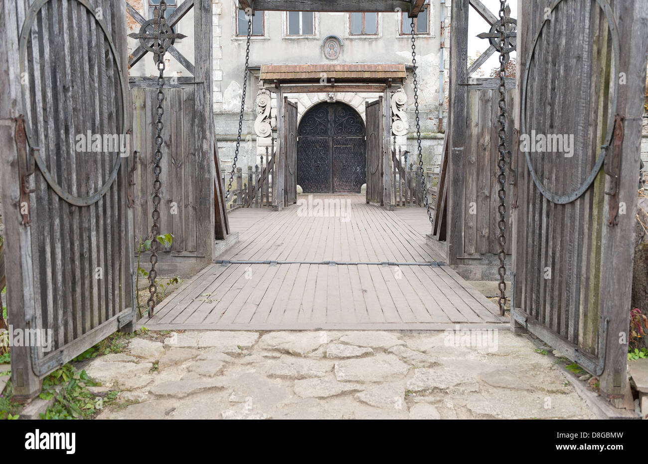 Entrance bridge castle in ancient hi-res stock photography and images ...