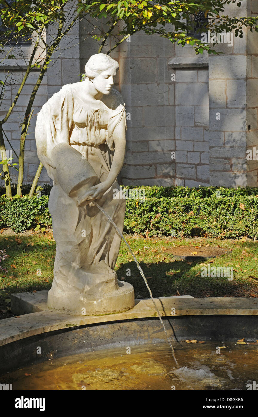 Statue woman jug water fountain hi-res stock photography and images - Alamy