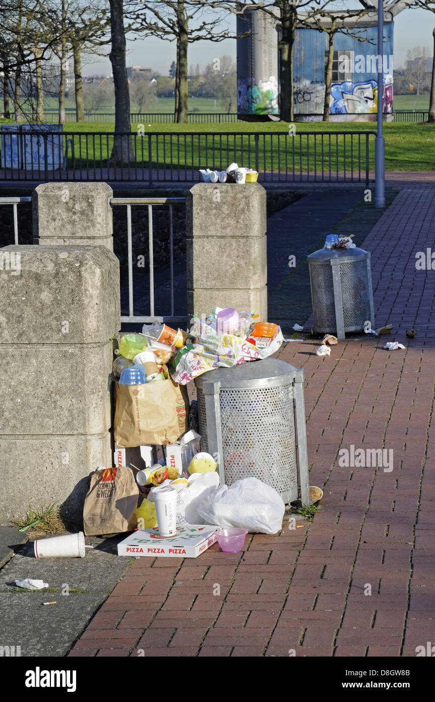 Overfilled trash can hi-res stock photography and images - Alamy