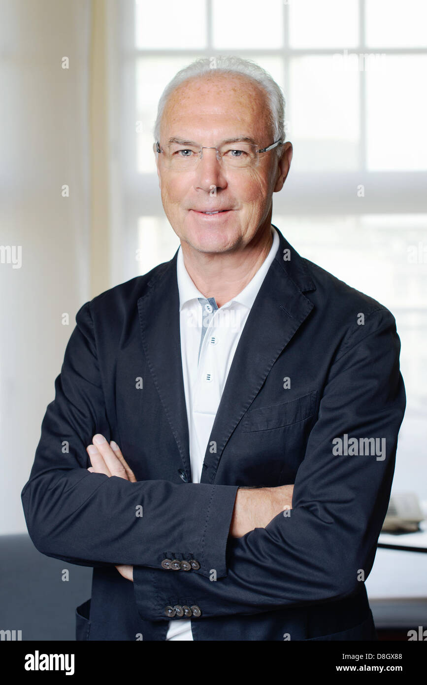 Former football player current hi-res stock photography and images - Alamy