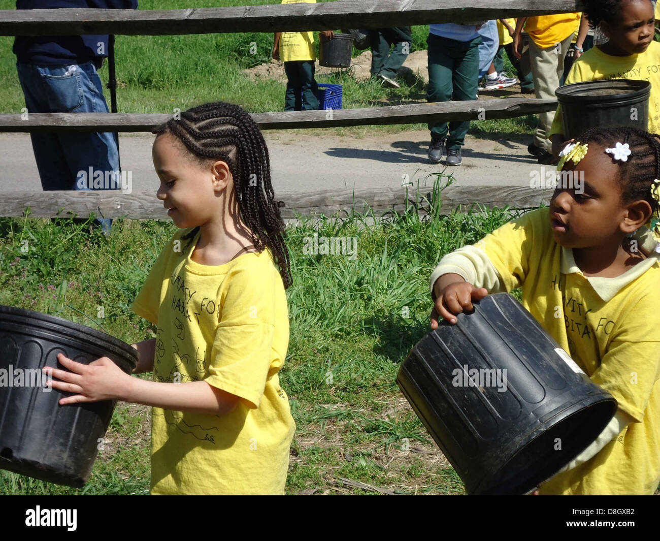 Children volunteers helping Stock Photo - Alamy