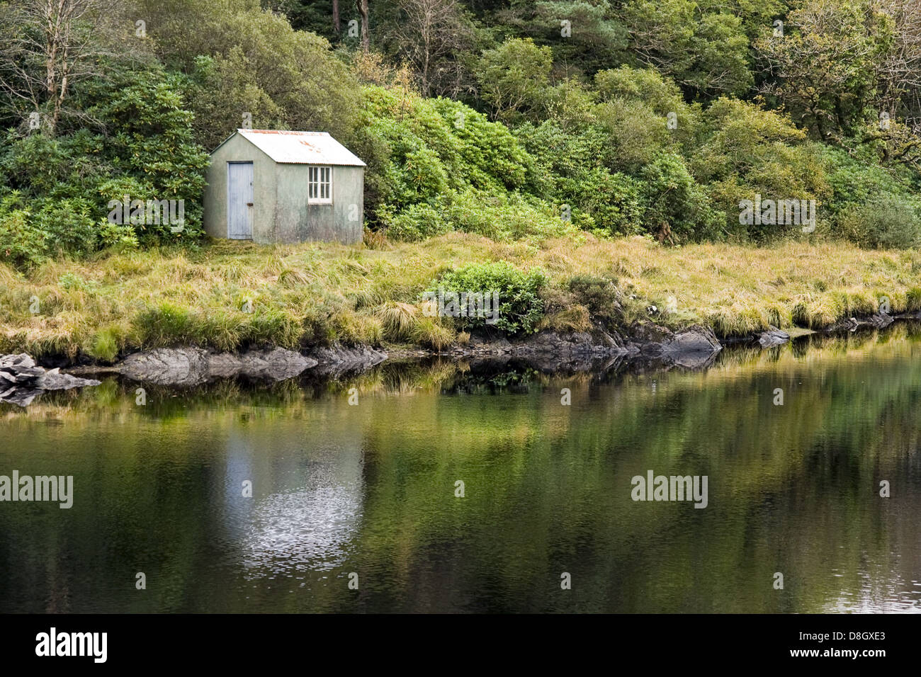 Cottage by a river hi-res stock photography and images - Alamy