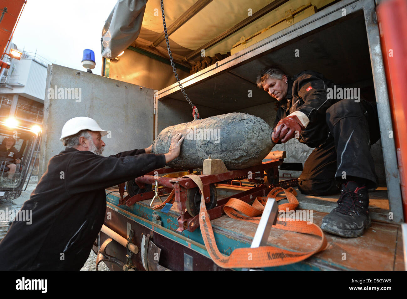 Explosive ordnance disposal expert hi-res stock photography and images ...