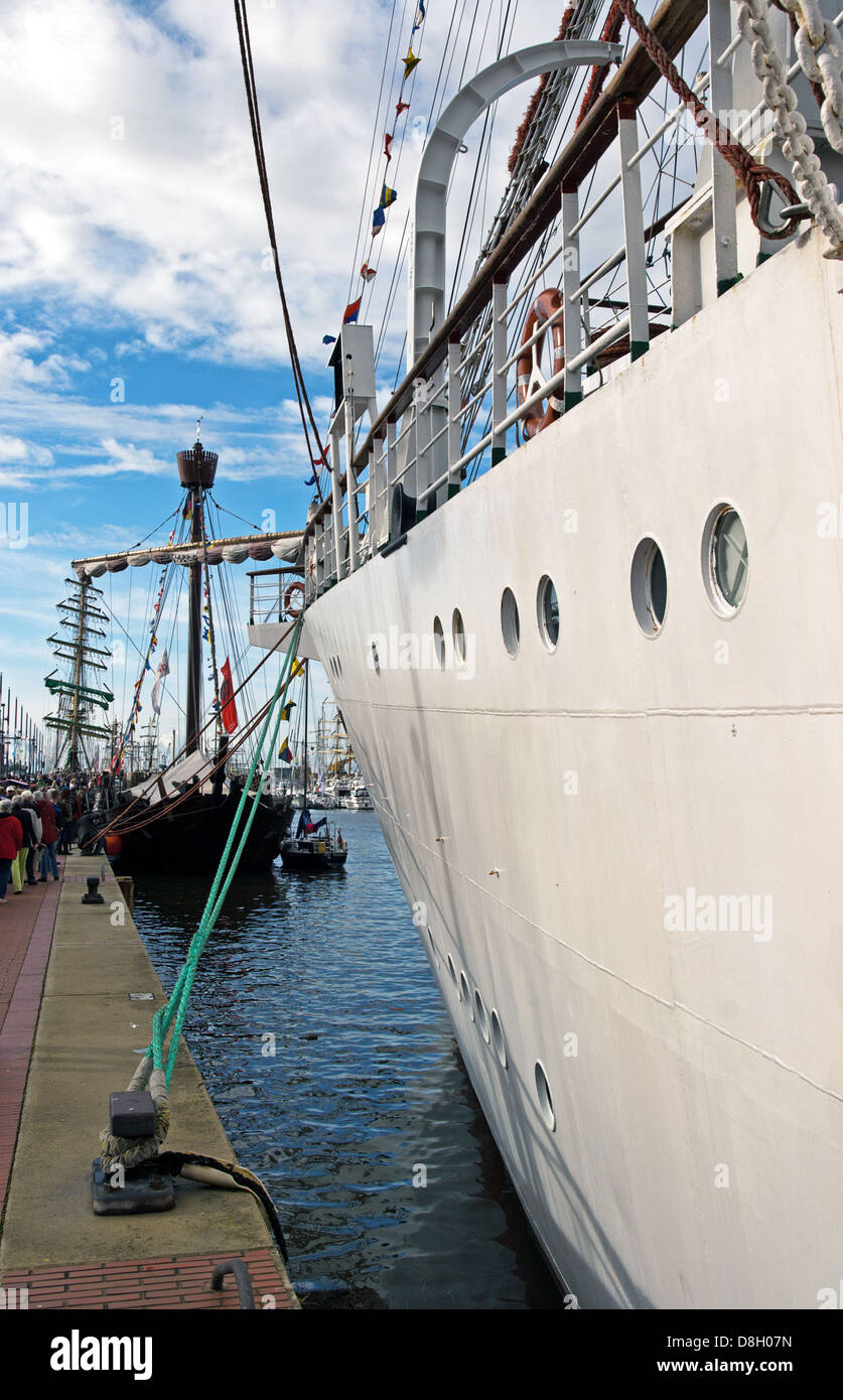 Tall ship hull hi-res stock photography and images - Alamy