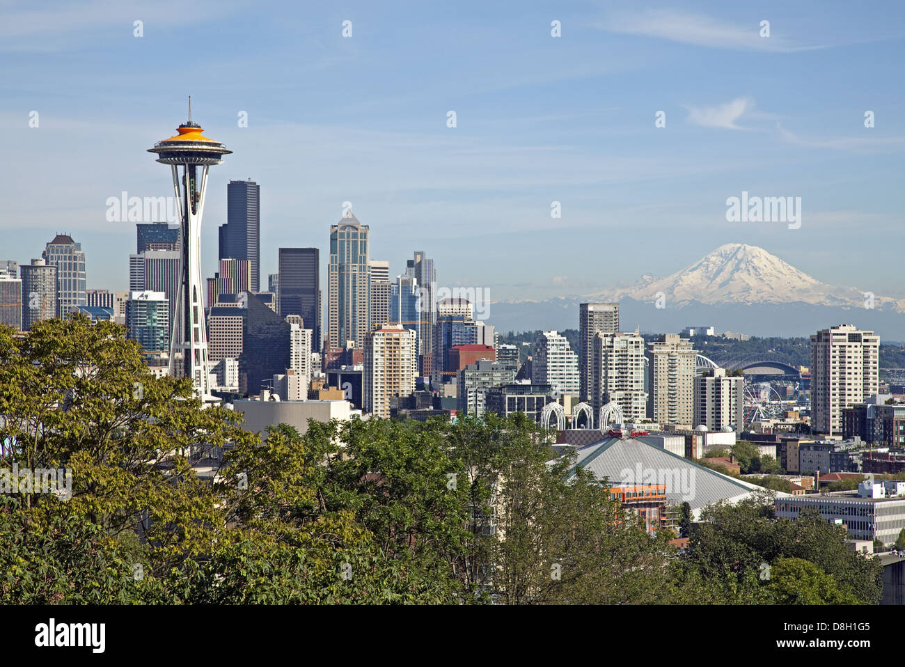Seattle Skyline & Mount Rainier Stock Photo - Alamy