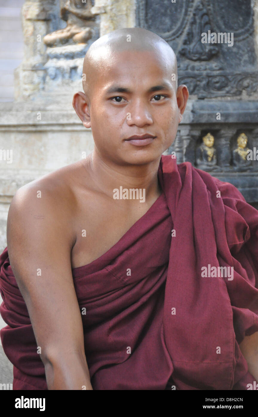 Buddhist Monk, Mahabodhi Temple, Bodh Gaya, Gaya, Bihar, India Stock ...