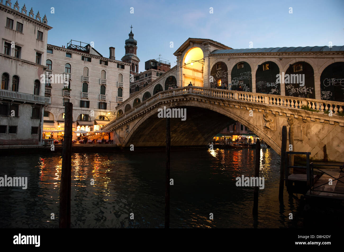 A view of the Rialto bridge illuminated at night, Venice, Italy Stock ...