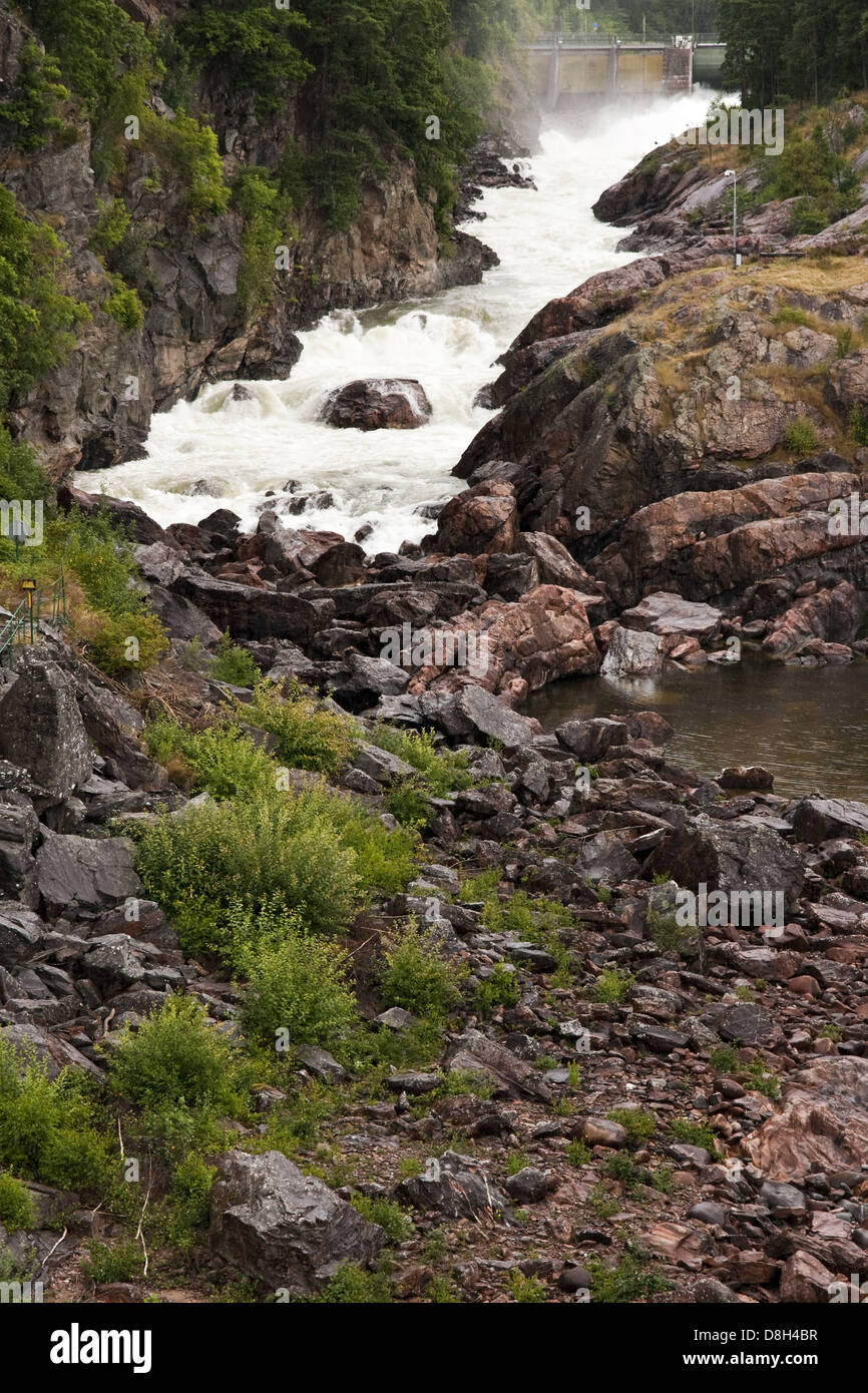 Open river lock waterfall hi-res stock photography and images - Alamy