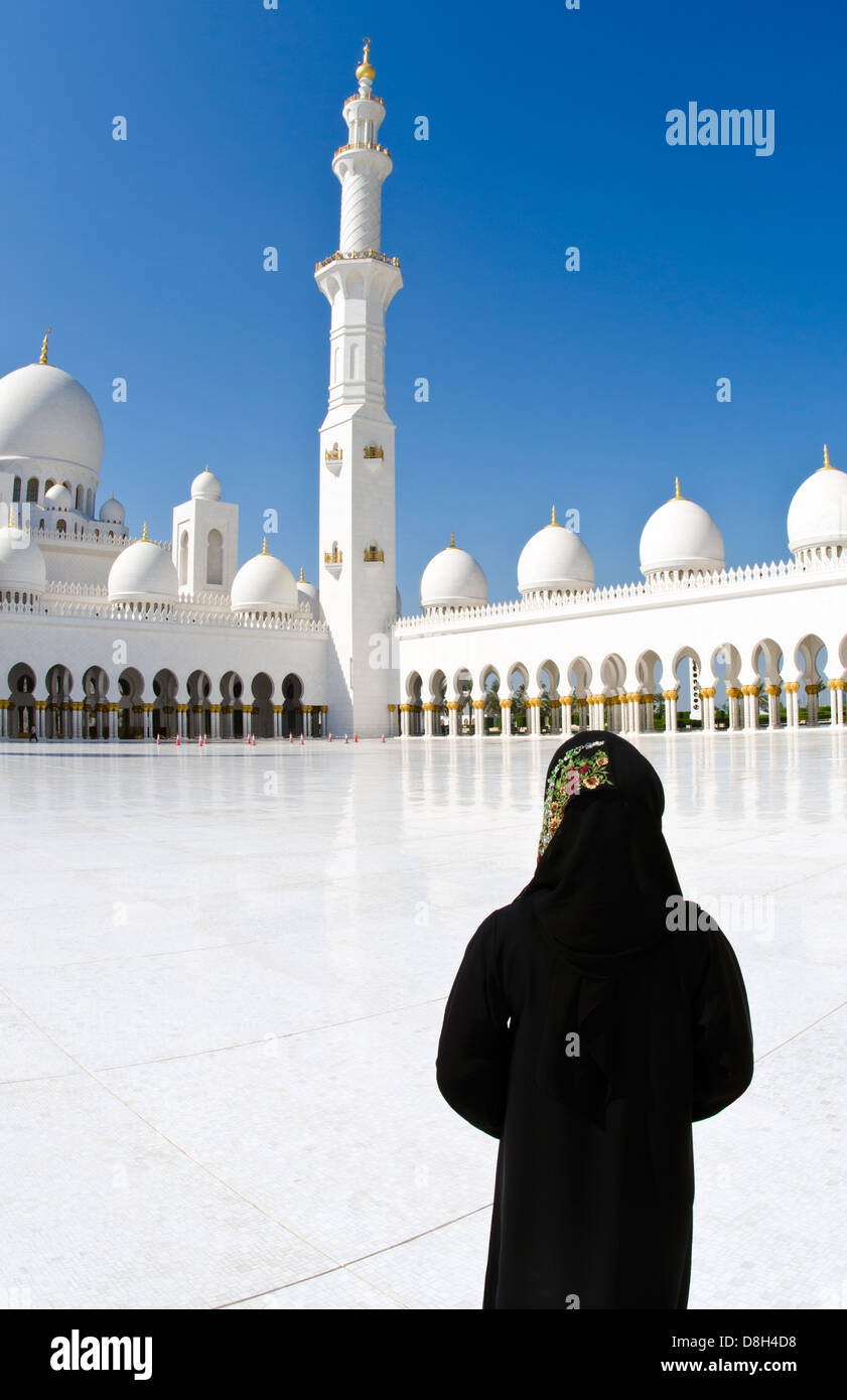 Beautiful interior white Sheikh Zayed Grand Mosque in Abu Dhabi in the ...
