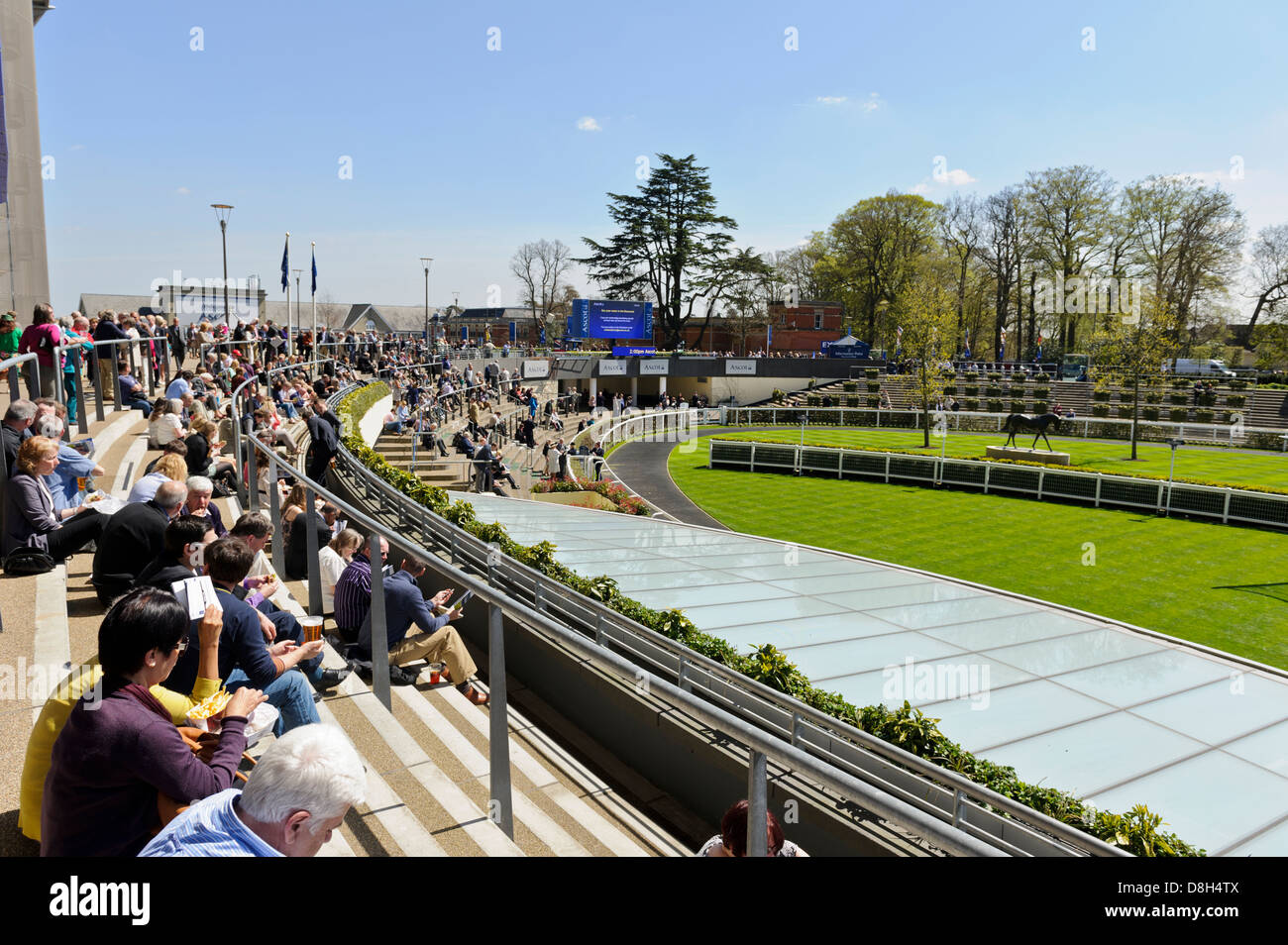 Horse racing spectators uk hi-res stock photography and images - Alamy