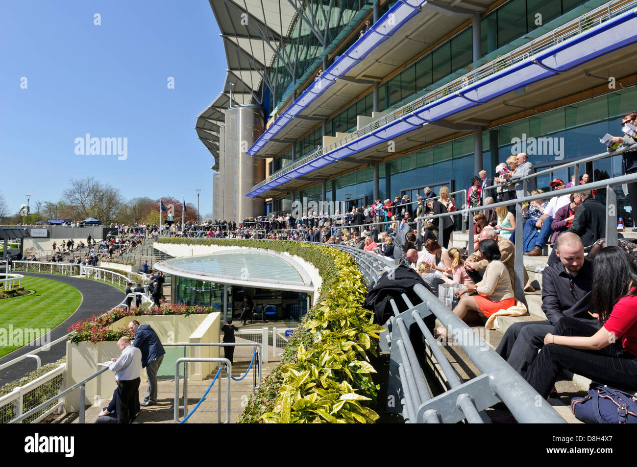 Horse racing spectators uk hi-res stock photography and images - Alamy