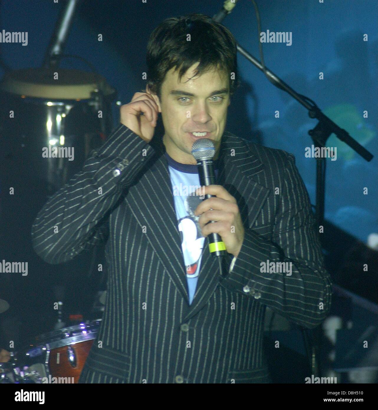 Robbie Williams at his secret concert in the subway station "Reichstag ...