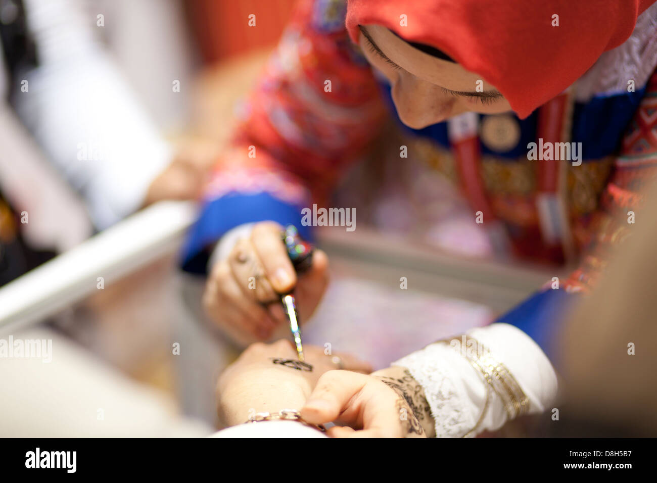 henna india hand Stock Photo - Alamy