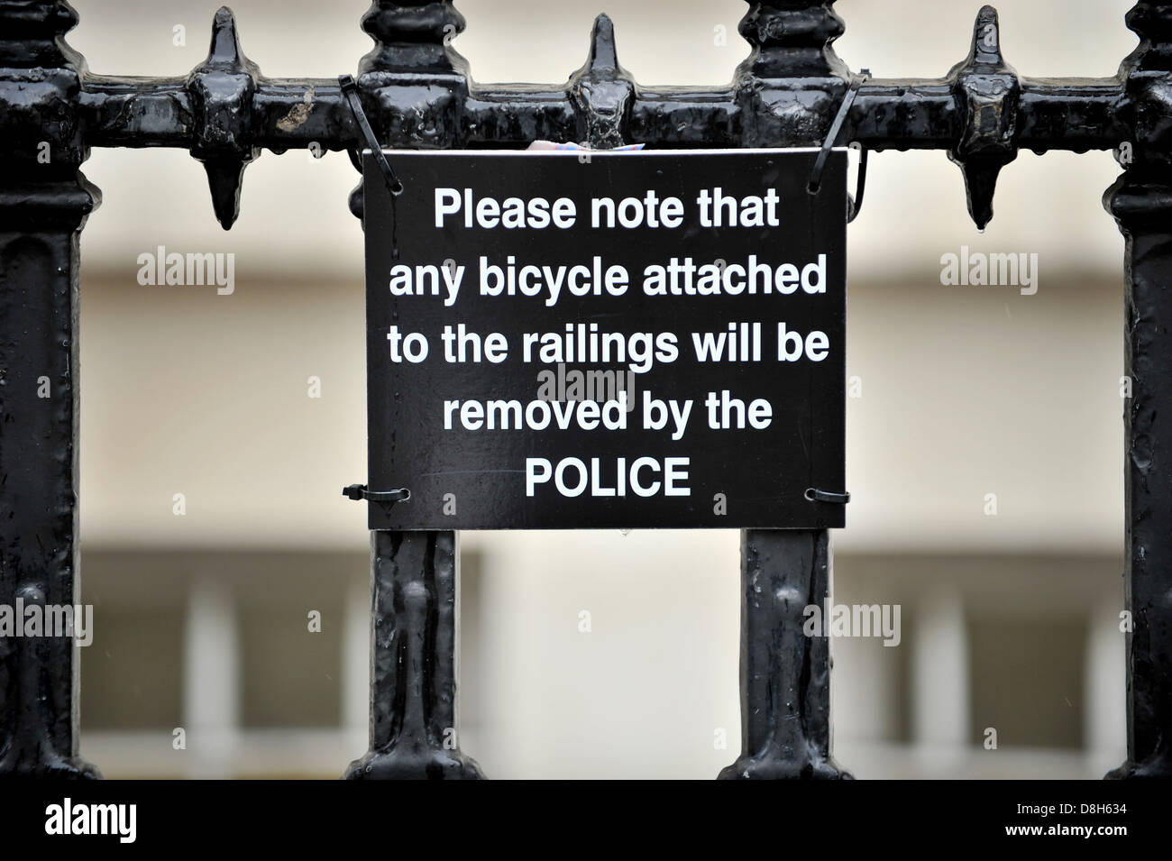 Do not chain bicycles to railings sign hi-res stock photography and ...