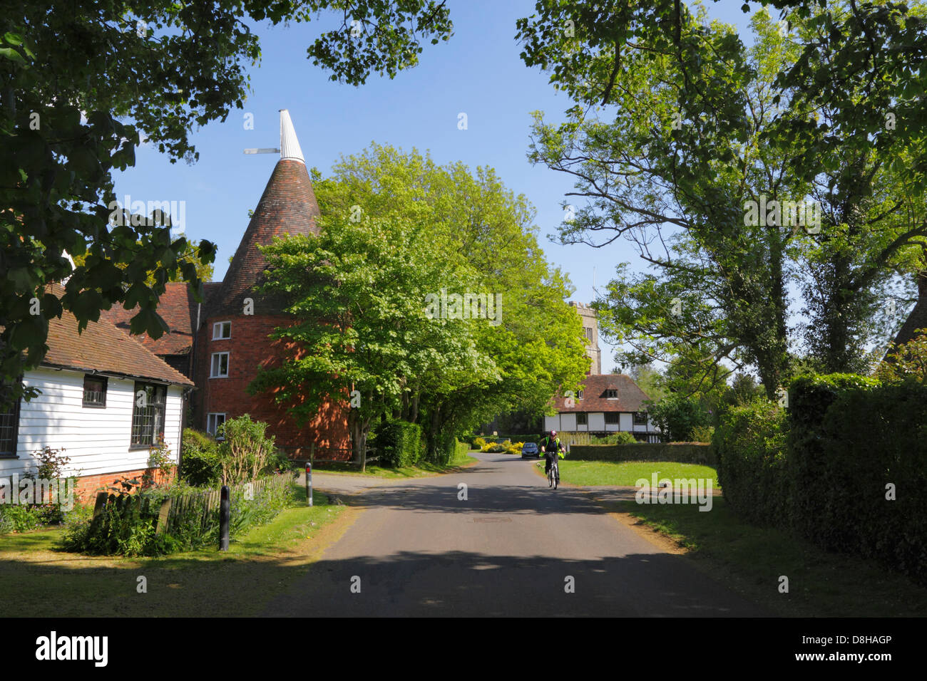 Kent countryside uk oast house hi-res stock photography and images - Alamy