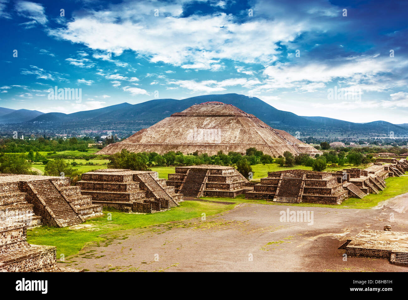 Pyramids of the Sun and Moon on the Avenue of the Dead, Teotihuacan ...