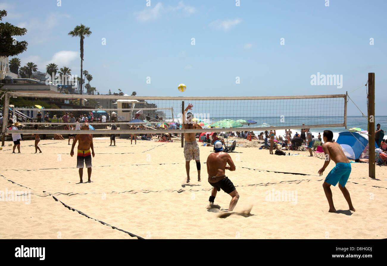 Beach volleyball men hi-res stock photography and images - Alamy