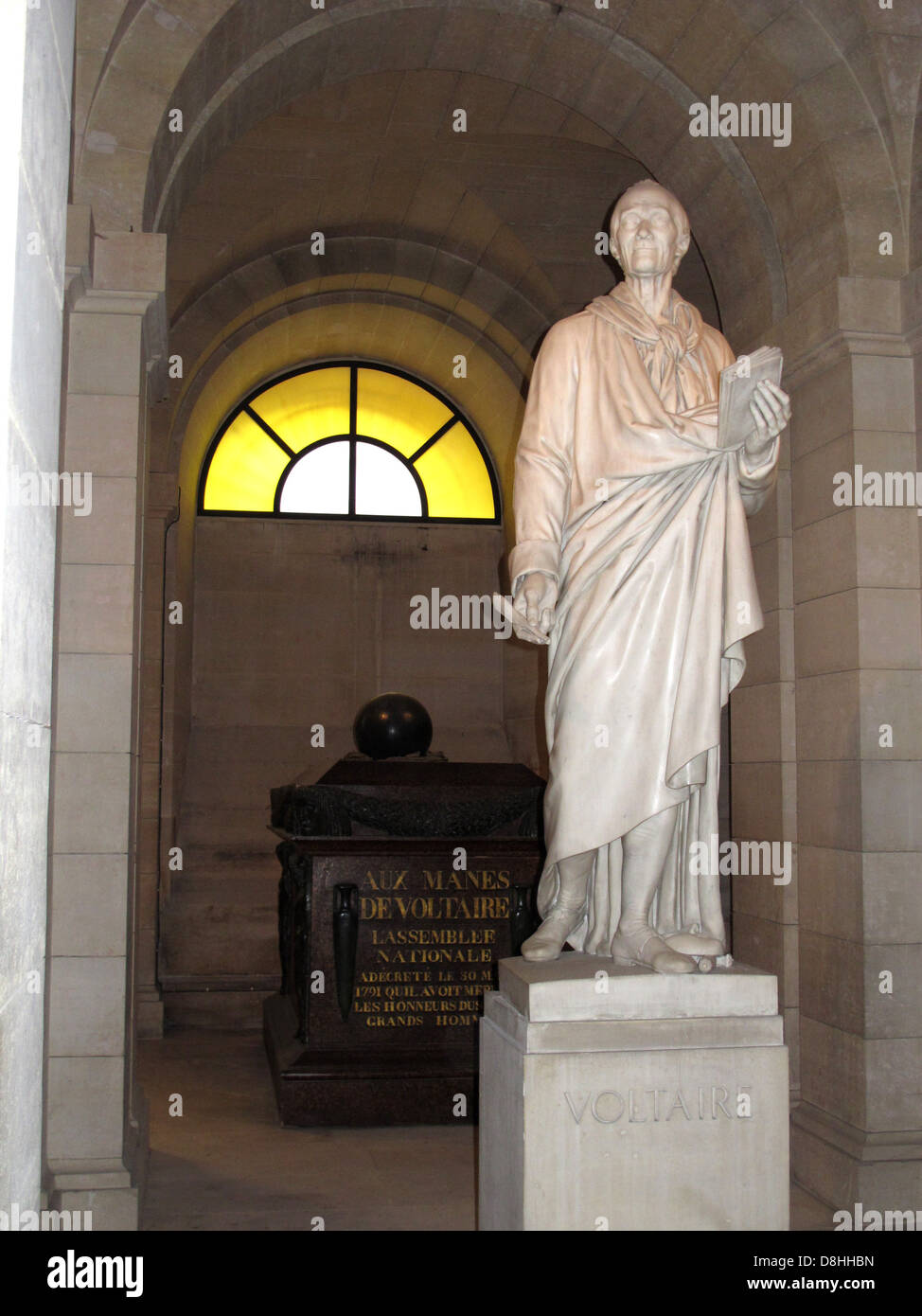 Voltaire grave and statue,Pantheon,"Aux Grands Hommes La Patrie ...
