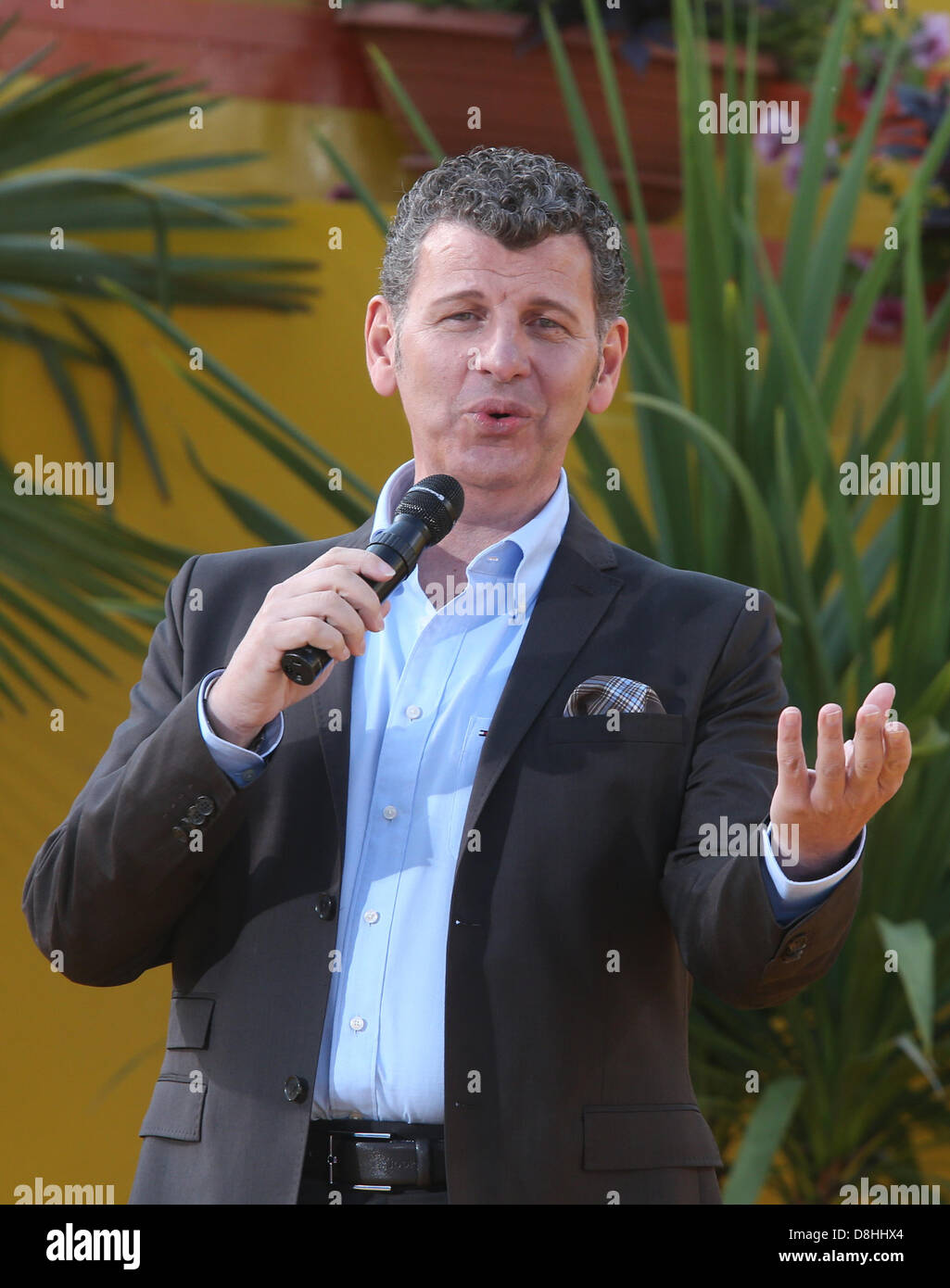 Singing Semino Rossi performs during the ARD music show "Immer wieder ...