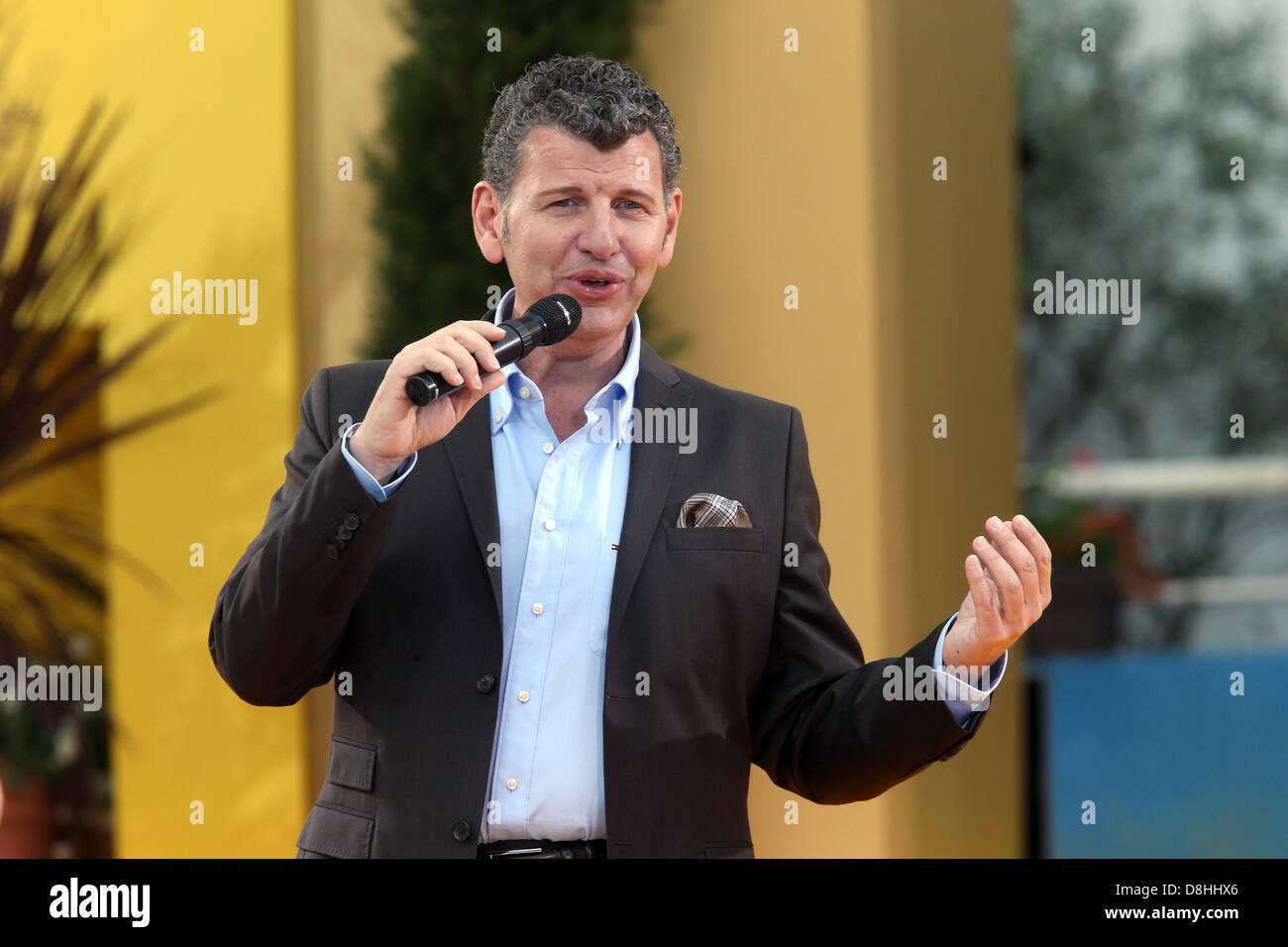 Singing Semino Rossi performs during the ARD music show "Immer wieder ...