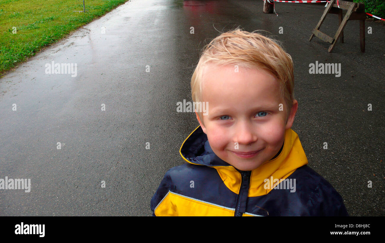 boy smiling in the rain Stock Photo - Alamy