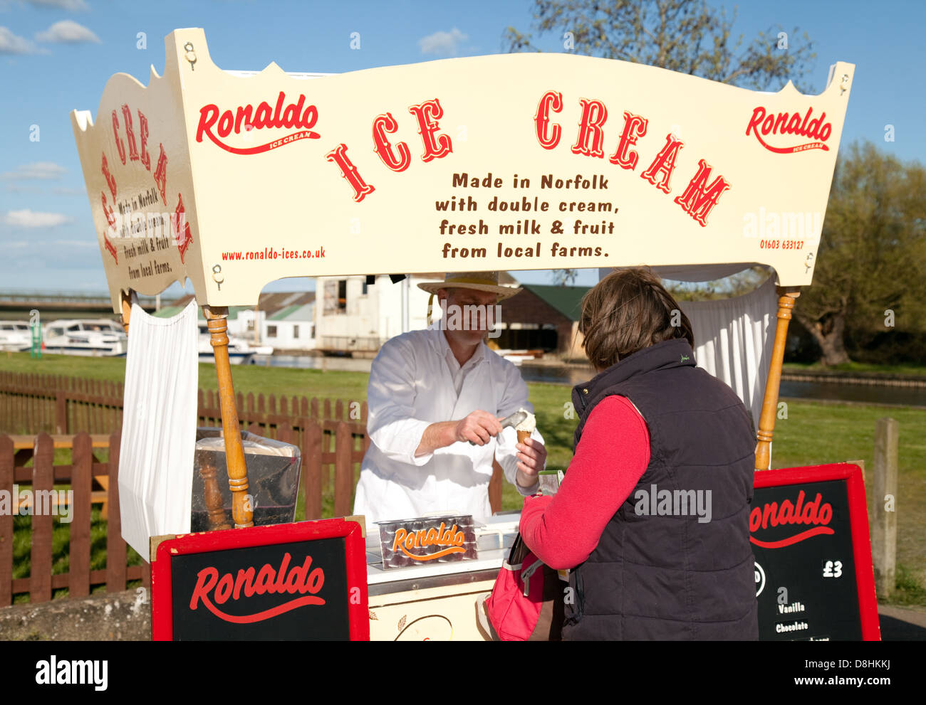 Ice cream people buying ice cream hi-res stock photography and images ...