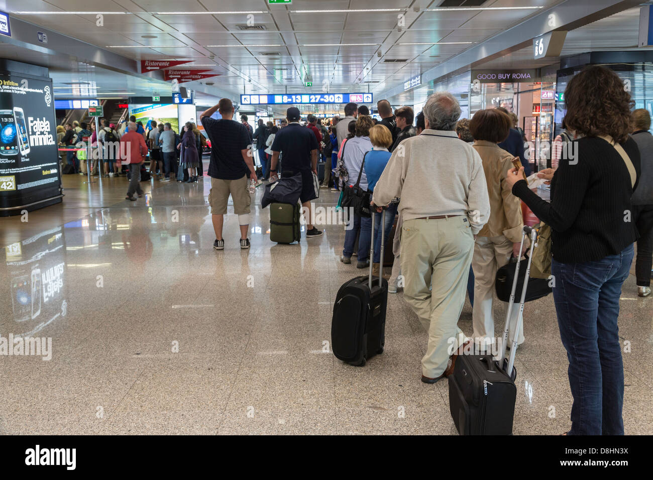 Busy airport scene hi-res stock photography and images - Alamy