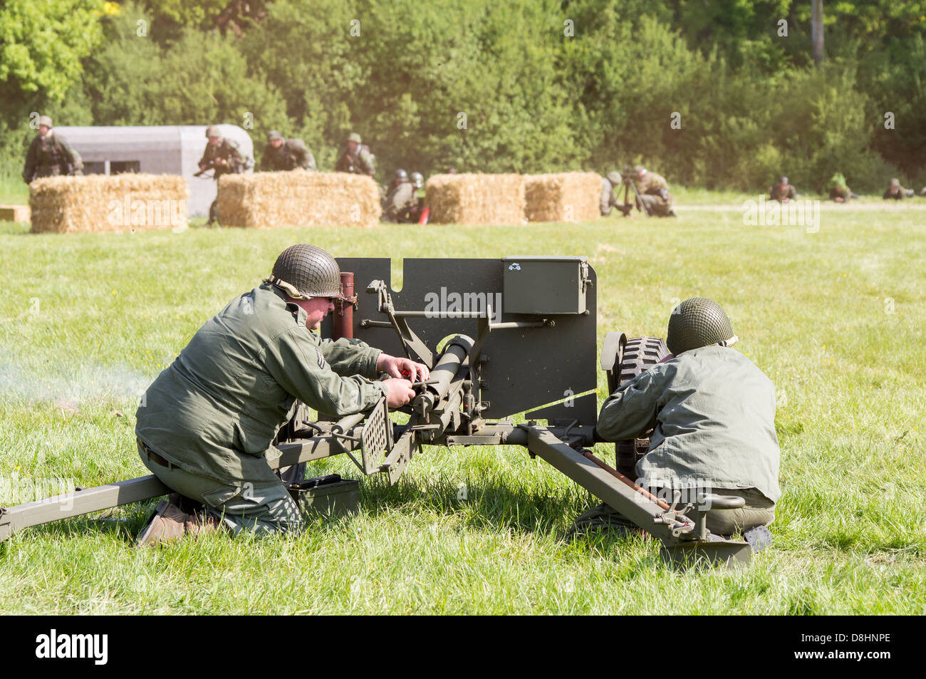 Soldiers with anti tank gun hi-res stock photography and images - Alamy