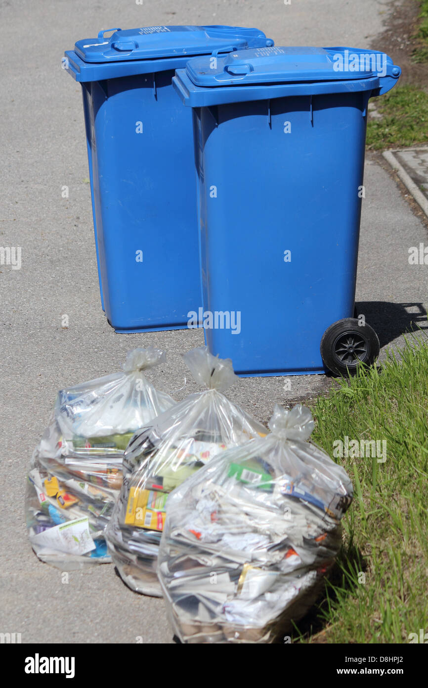 Garbage cans hi-res stock photography and images - Alamy