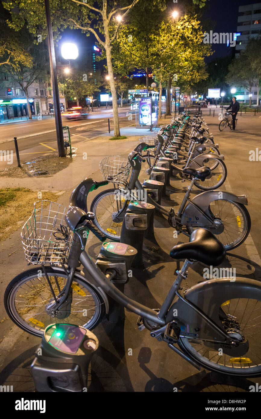 Paris bike hire scheme hi-res stock photography and images - Alamy