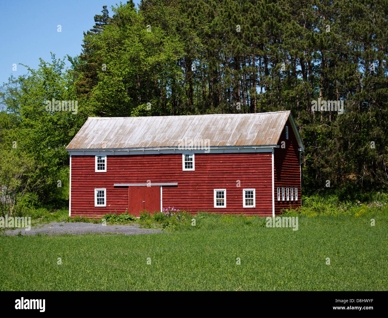 Red farm storage barn Stock Photo - Alamy