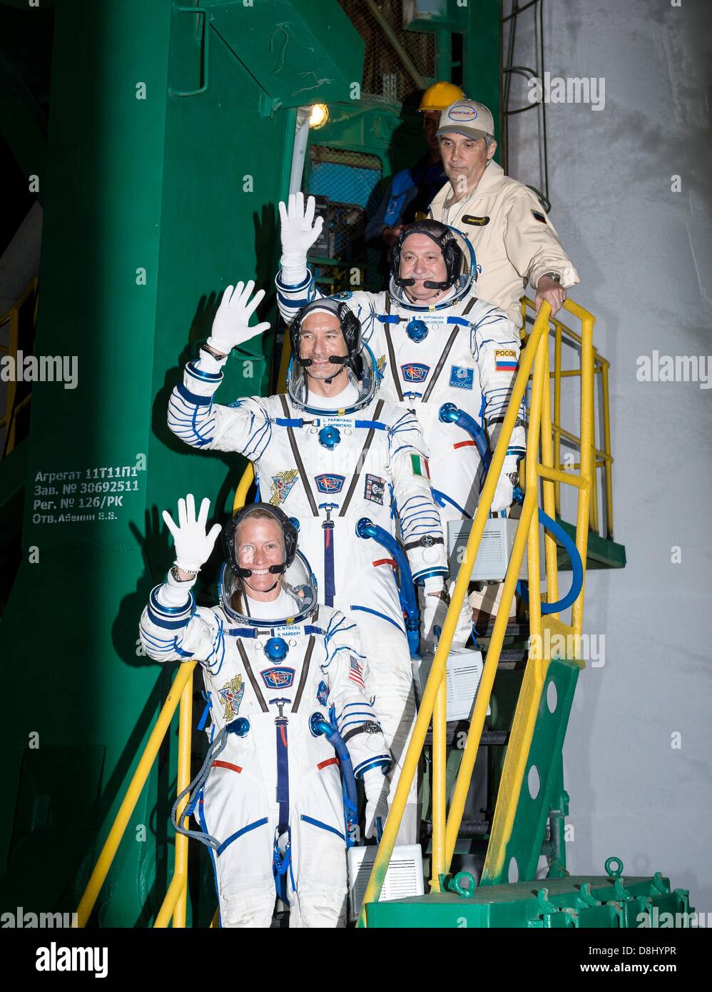 Crew wave boarding soyuz iss hi-res stock photography and images - Alamy