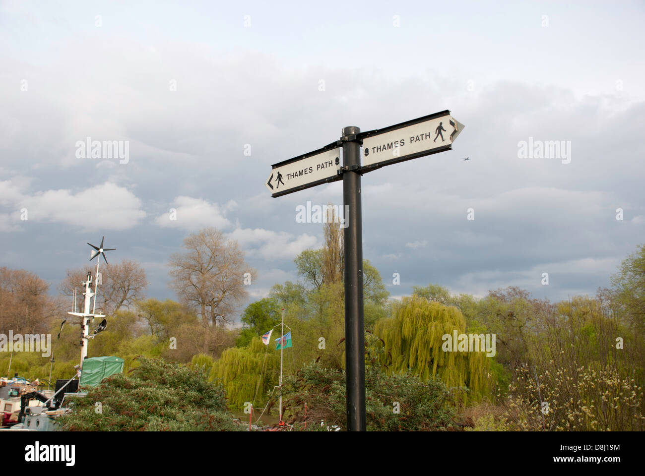Thames Path signpost on the River Thames, Kew, London Stock Photo - Alamy