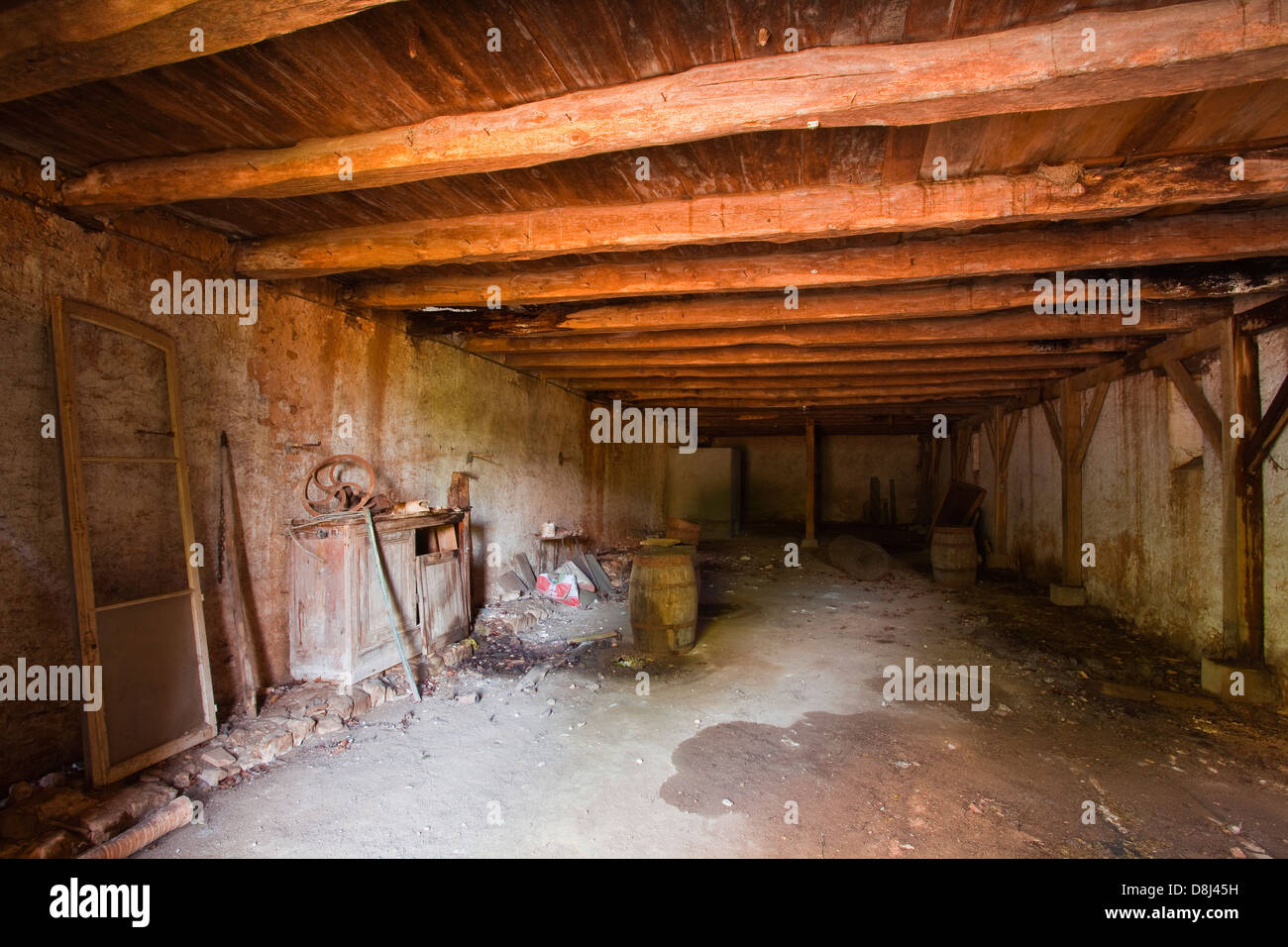 Empty barn area hi-res stock photography and images - Alamy