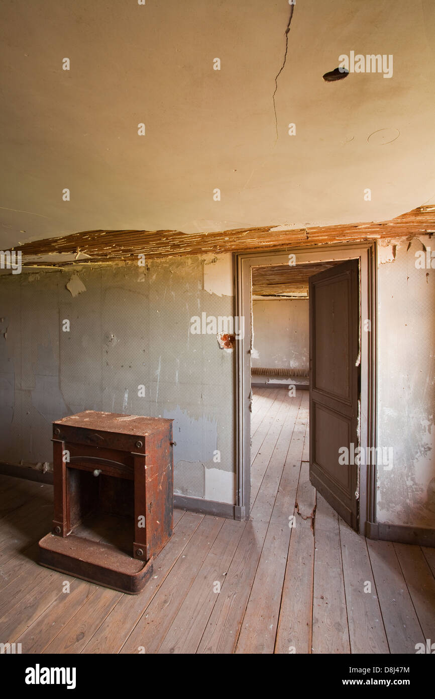 Empty attic room old house hi-res stock photography and images - Alamy