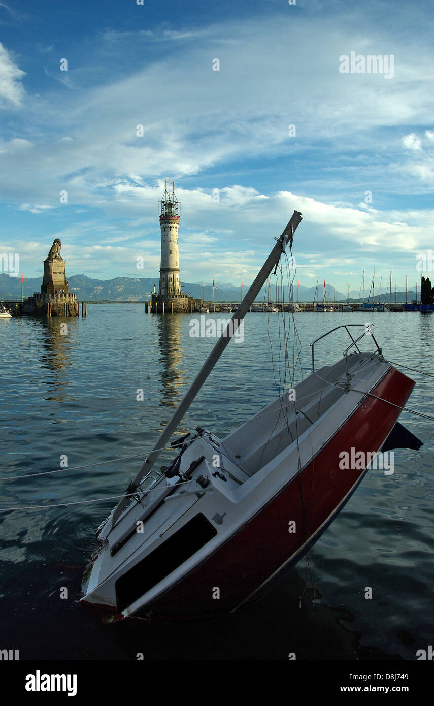 Art Object Sinking Ship - Lindau harbor Stock Photo - Alamy